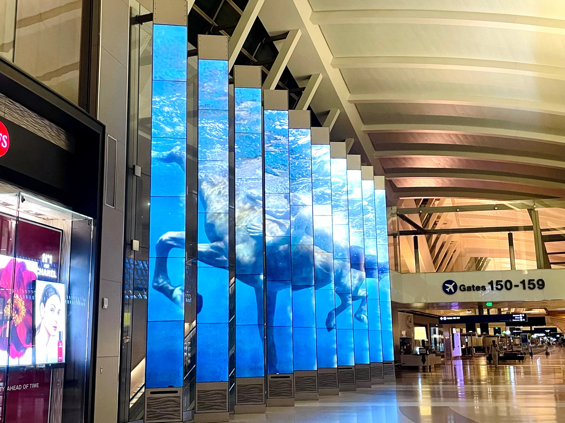 Tích hợp màn hình LED Daktronics vào hệ thống sân bay